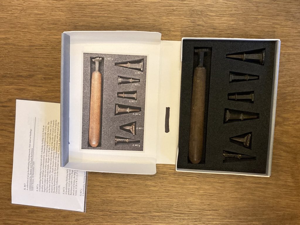 Structures of the Manuscript, or What Makes a Book – History of the Book